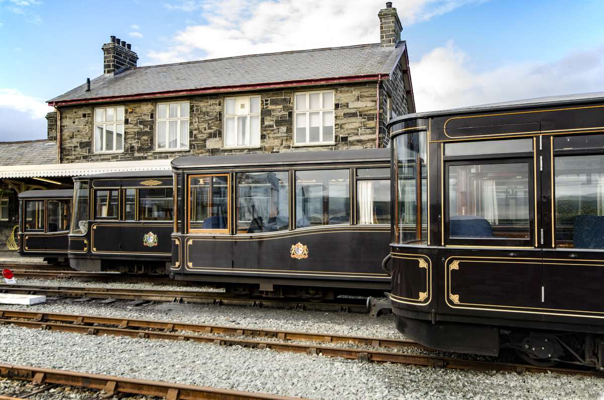 Four Observation Carriages lined up – Inside Motion