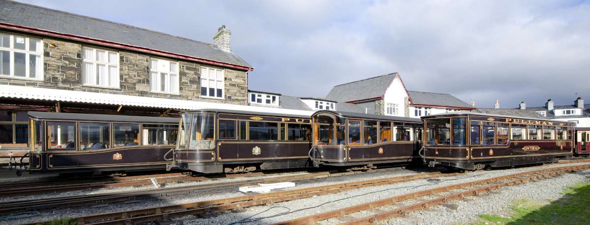 Four Observation Carriages lined up – Inside Motion